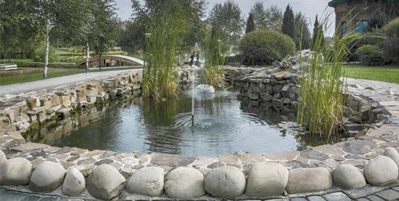 Ways To Design Outdoor Fish Pond With Natural Stone Cobbles